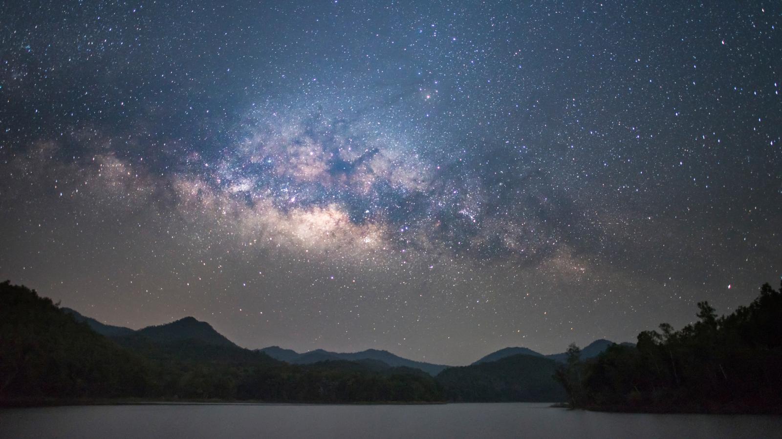 NASA video shows exploding star fading away over the course of a year ...