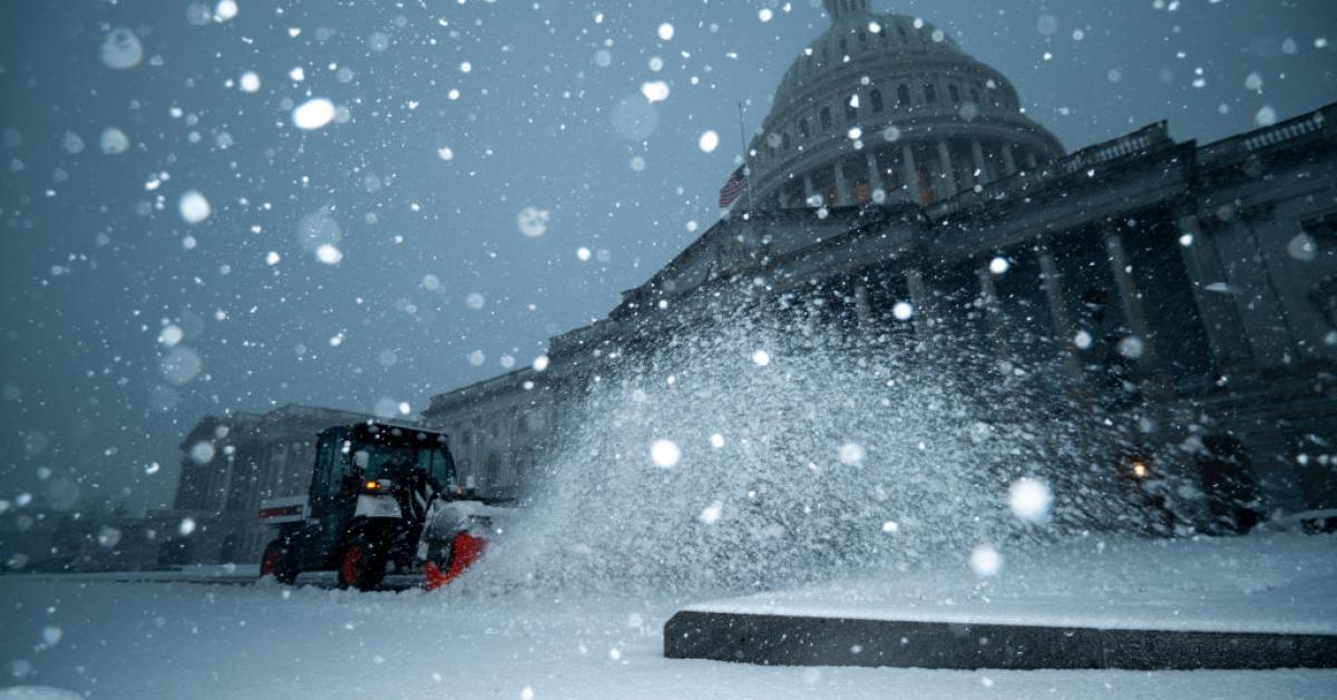 Fast moving winter storm blankets Washington with snow, closing ...
