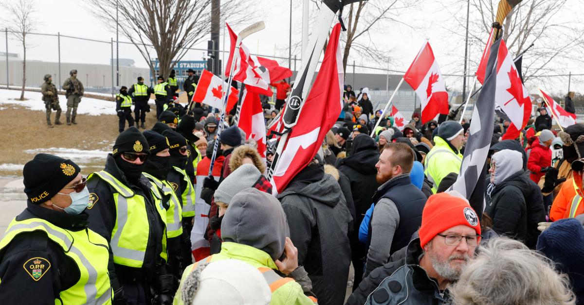 Police clear bridge at U.S.-Canadian border, arrest remaining ...