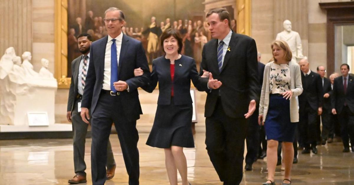 Biden, most lawmakers, Cabinet officials shaking hands without masks at ...