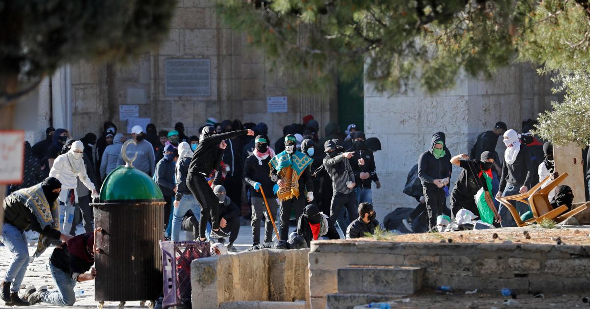 Israeli Defense Forces enter Temple Mount area after worshippers in ...