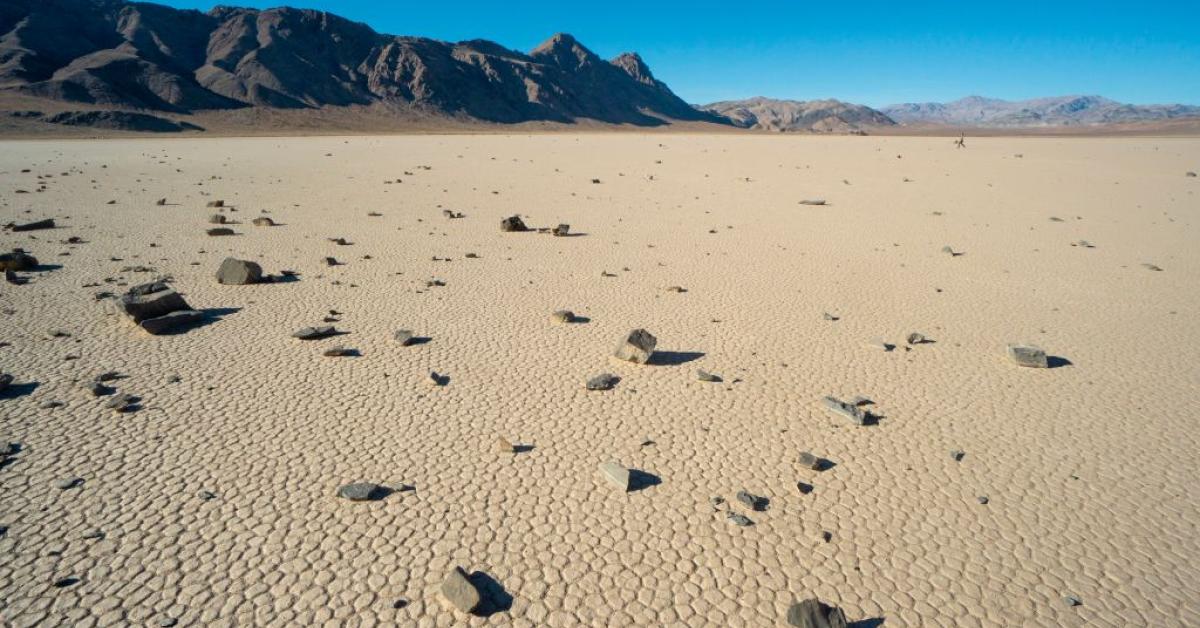 Parks service says up to 1,000 stranded from flooding in Death Valley ...
