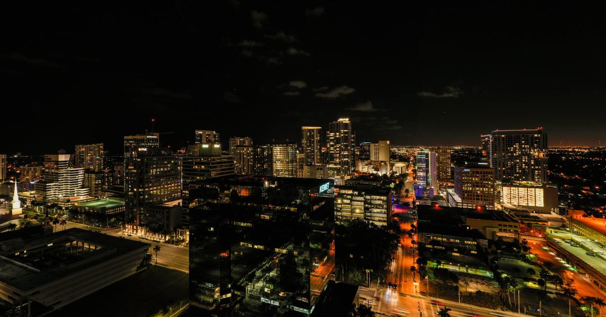 Def Leppard drummer attacked outside FL hotel, teen charged on 7 counts ...