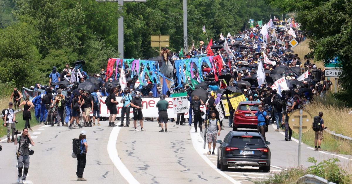 Demonstrations against construction of high-speed train draw crowds of ...