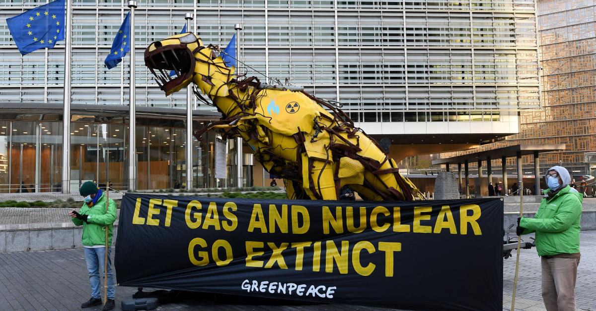 Shell oil company sues Greenpeace over 'extremely dangerous' protest ...