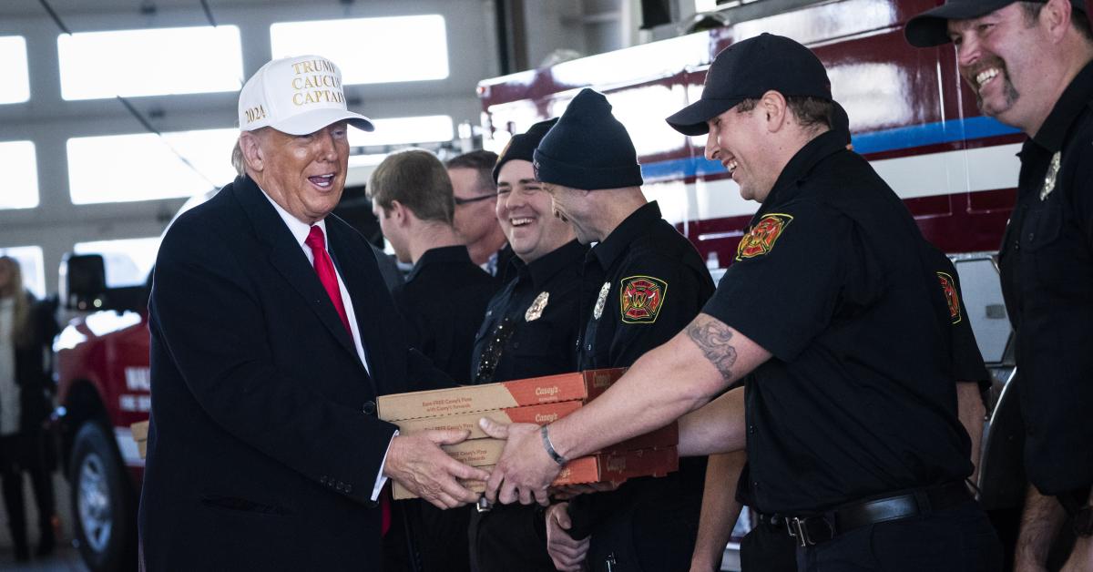 Trump delivers pizzas to fire department in Iowa where temperature are ...