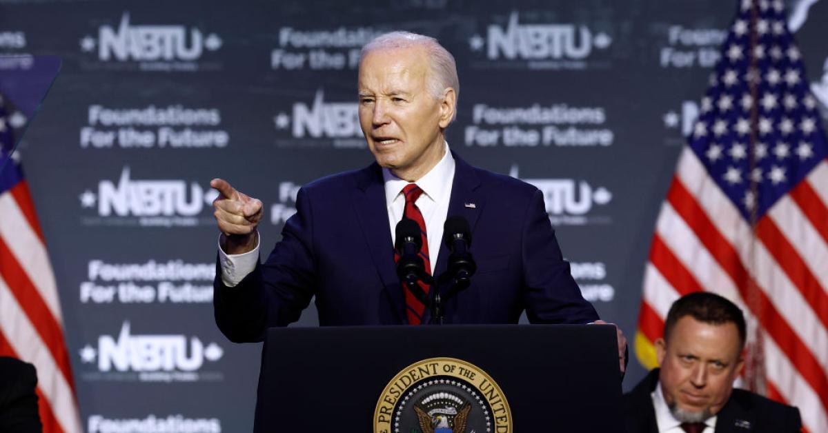 Biden appears to read 'pause' on teleprompter, drawing comparisons to ...
