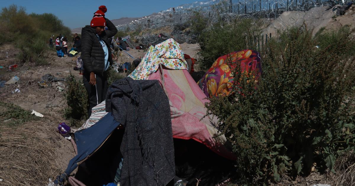 Judge orders government to 'expeditiously' house migrant children ...